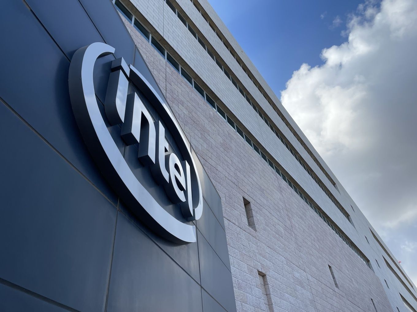 VS neemt belang van 9,9 procent in intel om chipindustrie te versterken ...