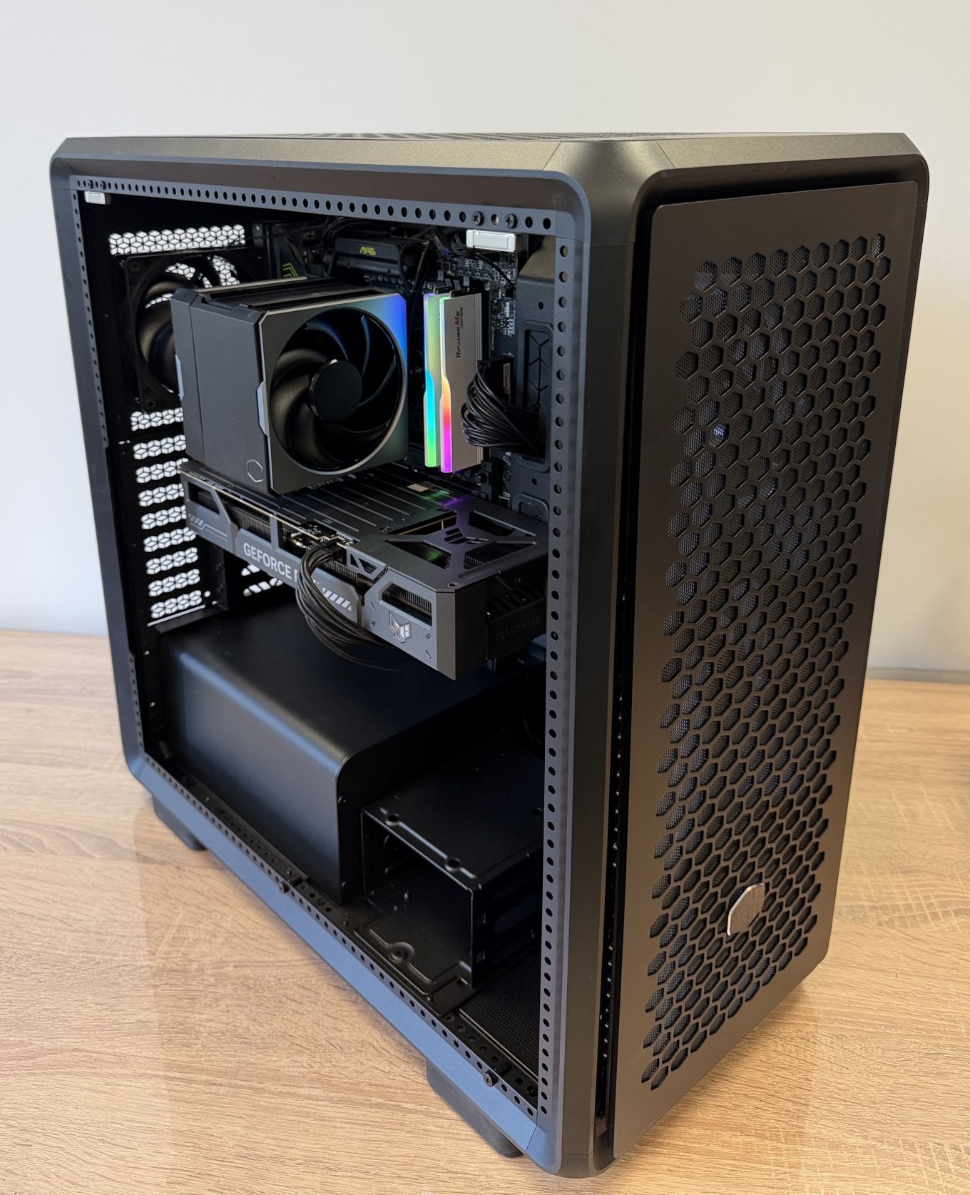 Cooler Master MasterFrame 600 met Hyper 612 Apex Build. Zelf een ...